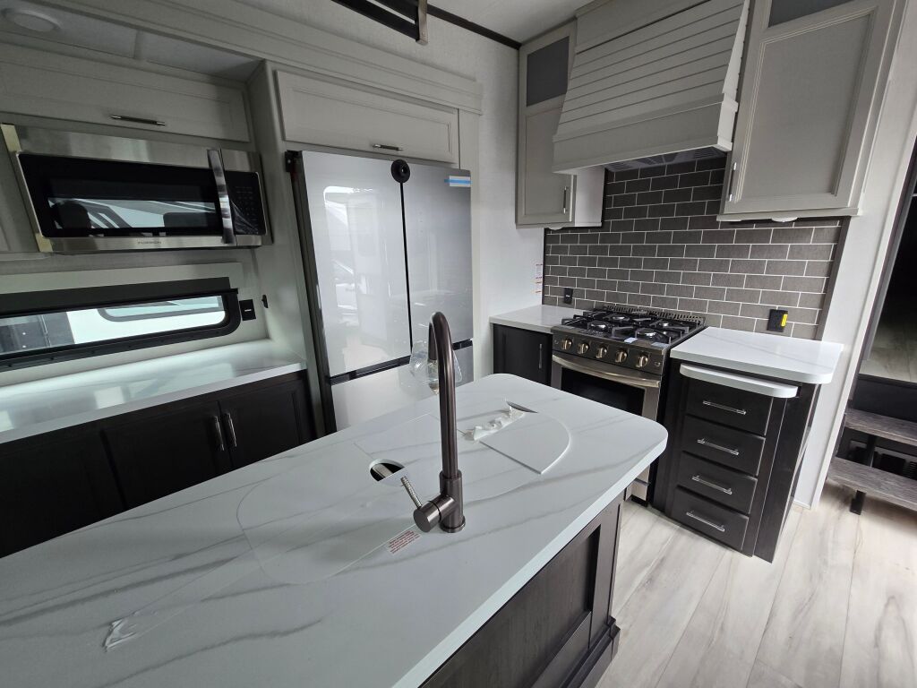 New 2025 Keystone Alpine 3303CK Fifth Wheel for sale in, Kent Wa, at ...