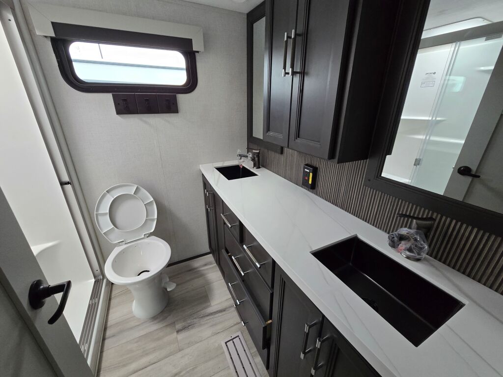 New 2025 Keystone Alpine 3303CK Fifth Wheel for sale in, Kent Wa, at ...