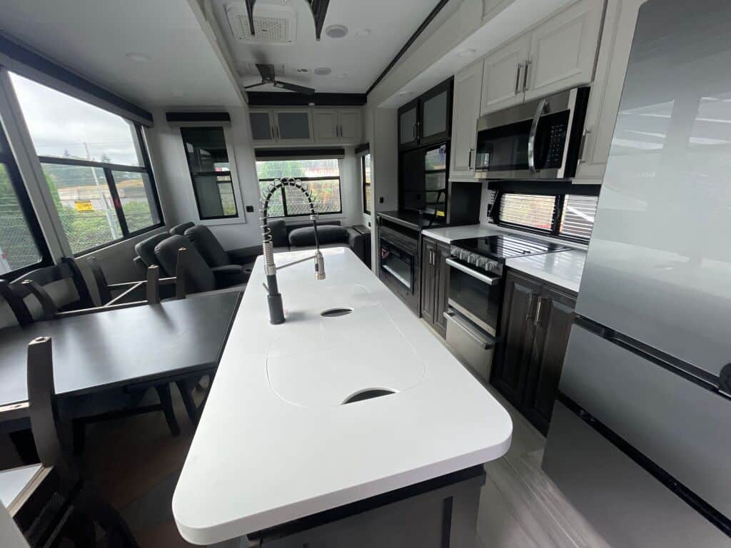 New 2025 Keystone Alpine Avalanche Edition 321RL for sale in Kent, WA
