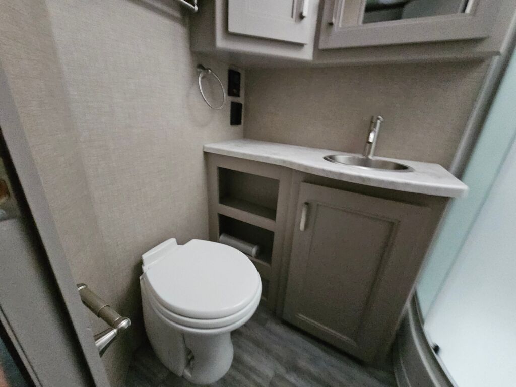 Used 2023 Thor Motor Coach Magnitude 4x4 SV34 Class C Diesel for sale ...