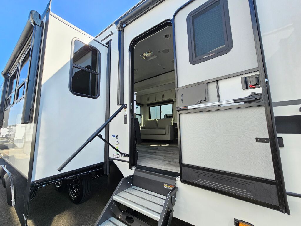 New 2026 Keystone Alpine Avalanche Edition 366LS Fifth Wheel for sale ...