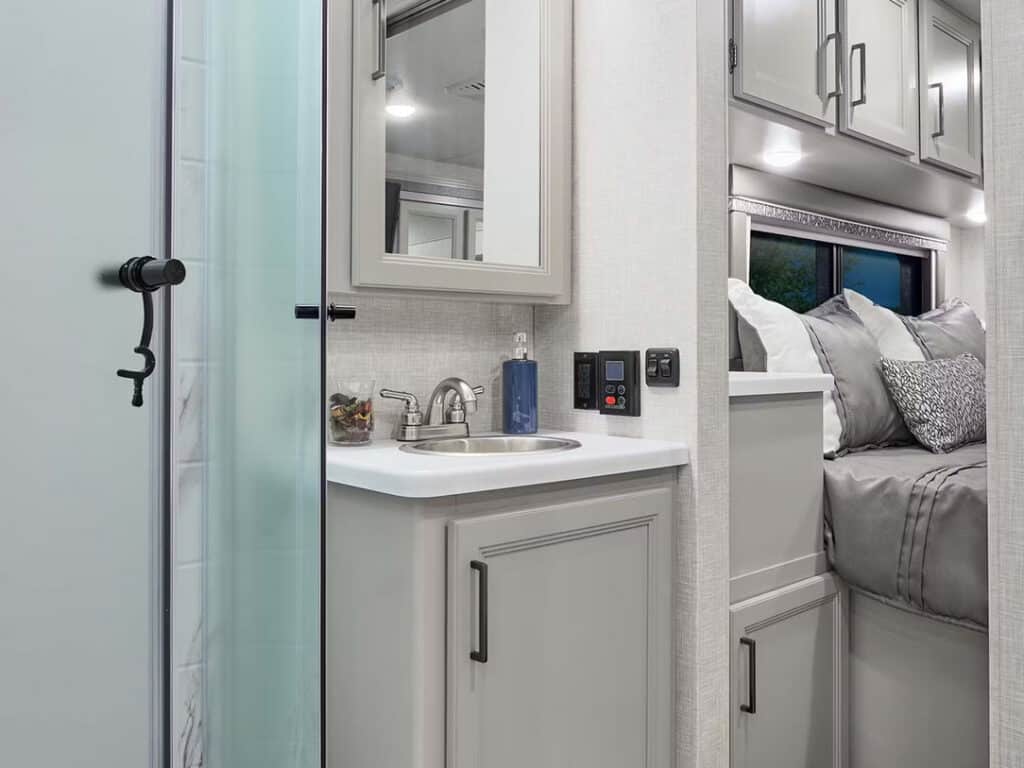 Thor Quantum LC 19 Class C Motorhome for sale at Poulsbo RV, Four ...