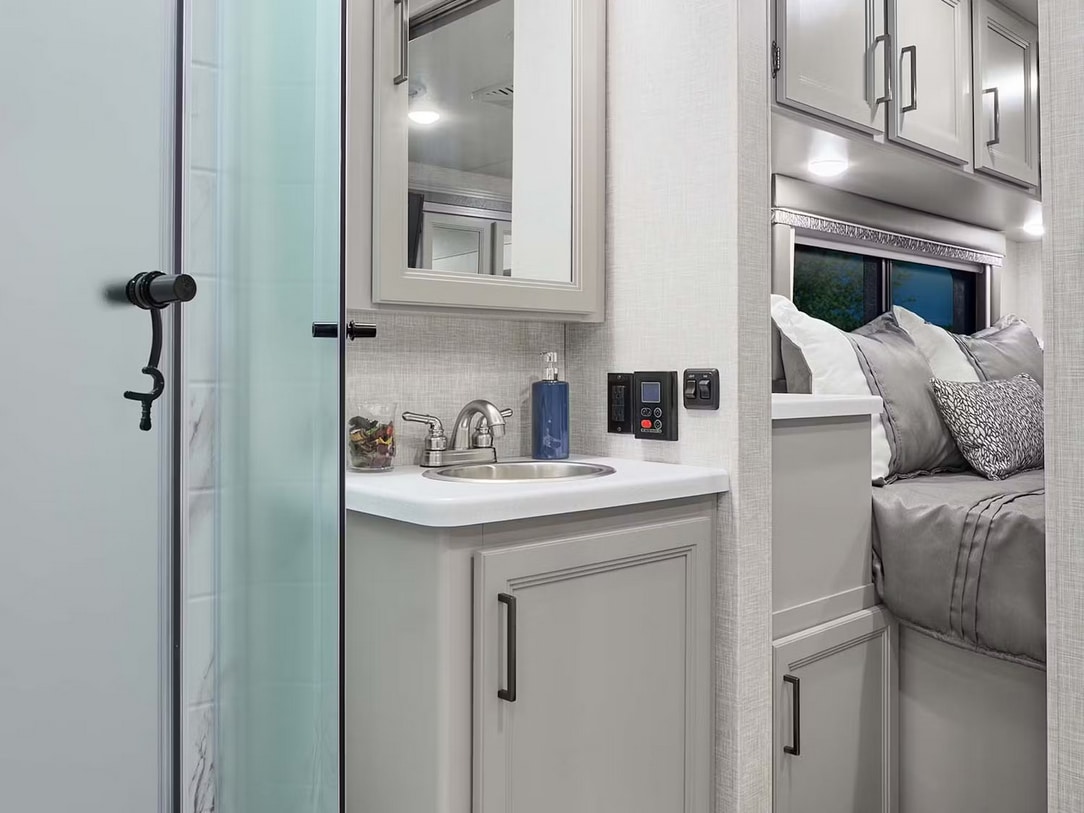 Thor Quantum LC 19 Class C Motorhome for sale at Poulsbo RV, Four ...